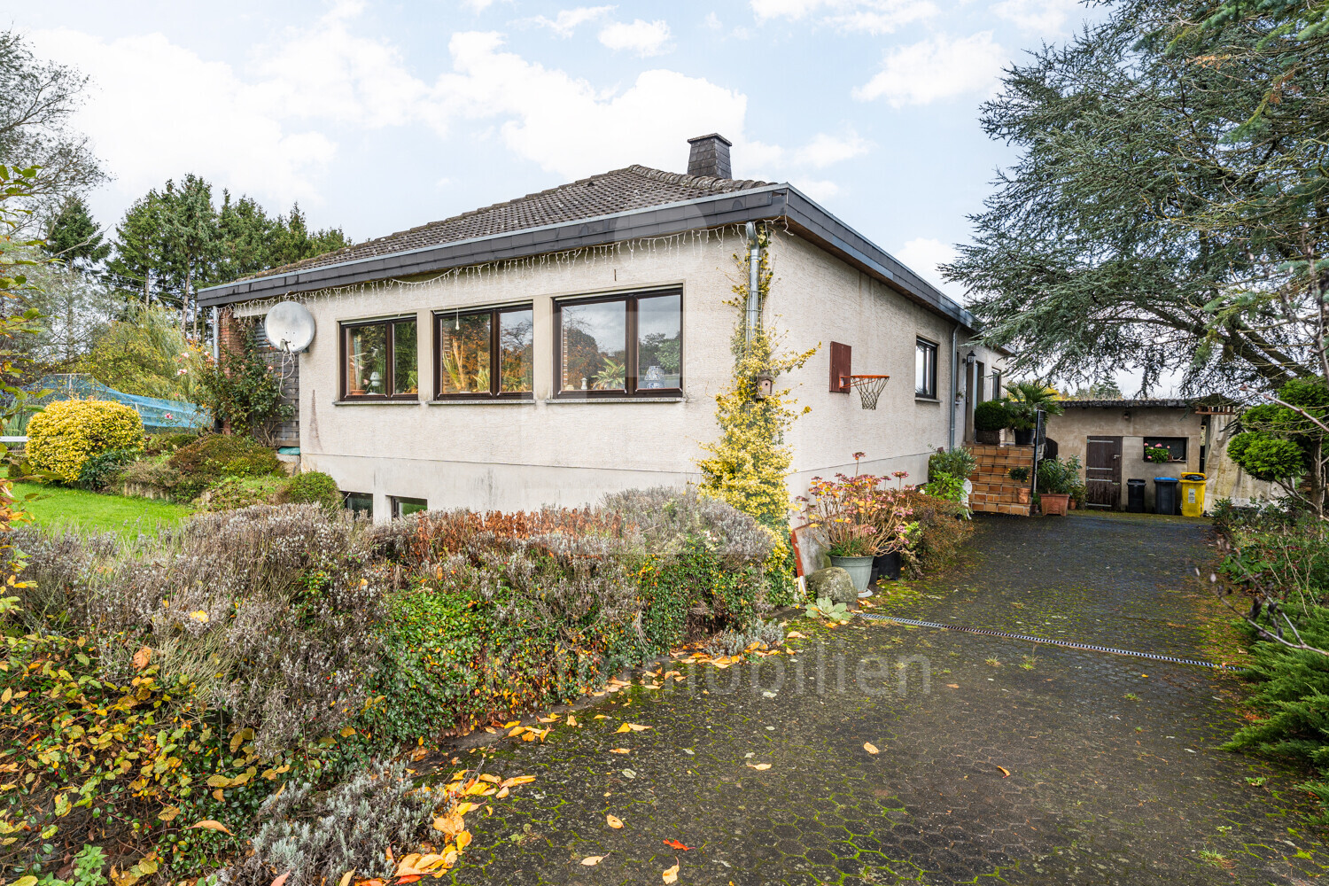 Wohnen im Grünen: Zweifamilienhaus mit großem Grundstück und genehmigter Tierhaltung » KSK ...